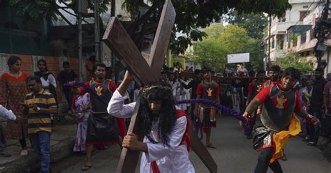 십자가 끌며 채찍 맞는 예수