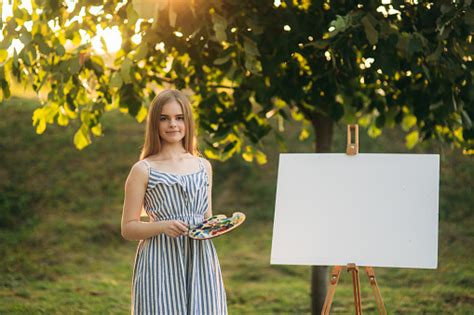 Gadis Cantik Menggambar Di Taman Menggunakan Palet Dengan Cat Dan