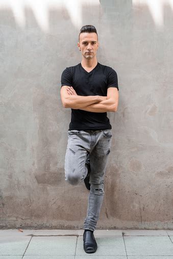 벽 야외에 기대어 언더 컷과 잘 생긴 젊은 이탈리아 남자의 전체 길이 샷 30 34세에 대한 스톡 사진 및 기타 이미지 30 34세 T 셔츠 근육질 남자 Istock