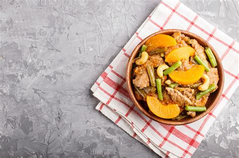 회색 콘크리트 배경에 나무 그릇에 복숭아 캐슈와 녹색 콩튀김 돼지 고기 상단보기 복사 공간 중국 요리 0명에 대한 스톡 사진 및