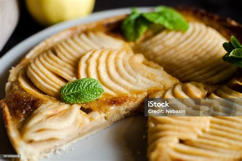 애플 프렌치 파이 클로즈업은 민트 잎으로 장식되어 있습니다 설탕 시럽에 얇게 썬 사과로 파이를 엽니 다 가을에 대한 스톡 사진 및 기타 이미지 Istock