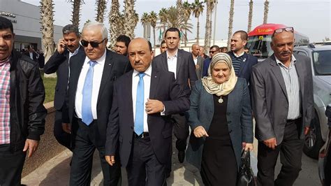النخلة عائلة الأغا وزراء من الحكومة الفلسطينية يعقدون مؤتمراً صحفياً