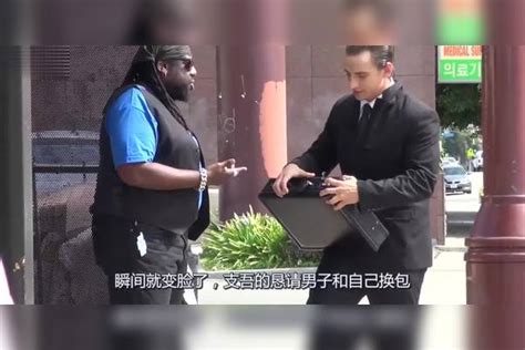 用箱子换路人的包包，路人恼羞成怒，看见满箱钱后肠子都悔青了！钱后满箱路人