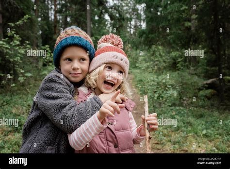 Bruder Und Schwester Umarmen Sich Fotos Und Bildmaterial In Hoher