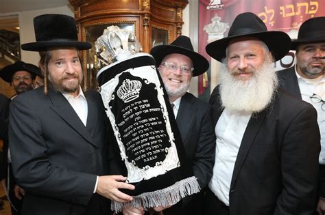 בשכונה החדשה בבית שמש חגגו הכנסת סת של זוכי הגרלת יד לאחים חרדים10