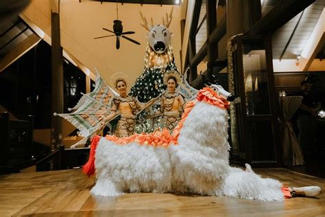 ผู้หญิง อนันตรา สามเหลี่ยมทองคำ เชียงราย ร่วมกับดอยตุง เนรมิตต้นคริสต์มาส‘น้องโตงานคราฟต์จาก