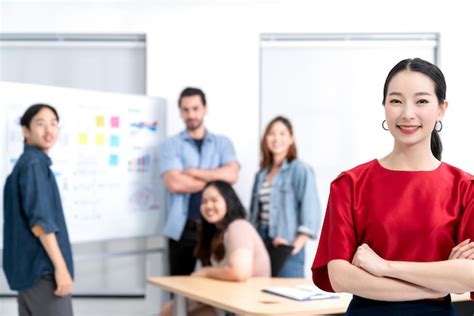 스마트한 아시아 스타트업 소규모 기업가는 사무실 배경에서 화이트 보드 및 비즈니스 재무 종이 차트 분석을 통해 친구 파트너