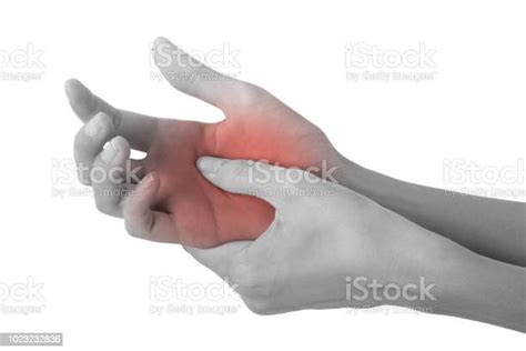 여 자가 그녀의 아름 다운 건강 한 손을 잡고 고통 지역 흑백 색상 레드 마사지 강조 흰색 바탕에 격리 건강관리와 의술에 대한