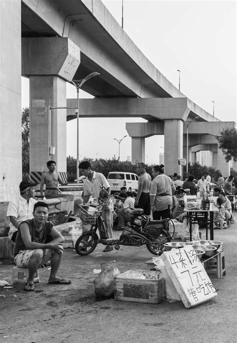 建築工人的晚飯時間，他們的生存環境和高樓大廈形成強烈反差 每日頭條