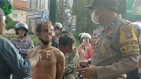 Tertangkap Hendak Mencuri 2 Pria Di Batam Ini Diikat Warga Di Tiang