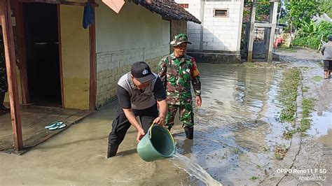 Polisi Bersama TNI Dan Warga Gotong Royong Bersihkan Material Luapan