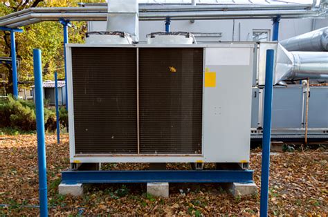 공기 처리 장치 단위 야외 낙된 엽으로 덮여 지상에 서 있는 중앙 환기 시스템에 대 한 회색 산업 냉각 장치 가을에 대한 스톡 사진 및 기타 이미지 Istock