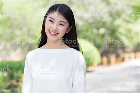 야외 세로는 아름다운 젊은 Brunette 여자아이 소녀에 대한 스톡 사진 및 기타 이미지 소녀 아시아 아시아인 Istock
