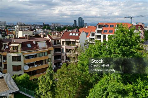 불가리아의 수도 소피아의 도시 경관을 배경으로 새로운 현대적인 주택이있는 주거 지역 0명에 대한 스톡 사진 및 기타 이미지 0명 갈색 거리 Istock
