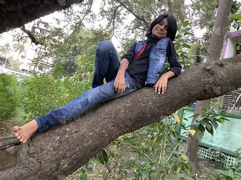 印度帅哥在公园度过轻松的一天