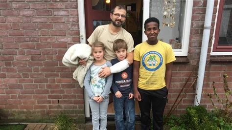 Hij Stond Met Blote Voeten In Plas Bloed Abdi 16 Redt Buurman Met