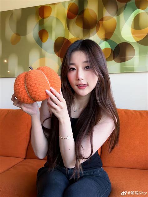 前lpl英文流解说kitty晒照并配文：南瓜季节🎃