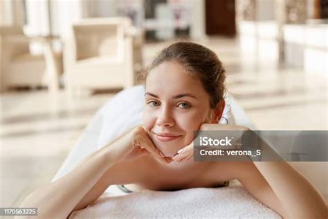 얼굴 마사지 뷰티 스파 살롱에서 스파 마사지 트리트먼트를 받고 젊은 여성의 클로즈업 스파 스킨과 바디 케어 얼굴 미용 트리트먼트