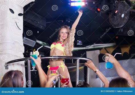 Bailarina De Gogo Mujer Bailando En La Discoteca Foto De Archivo