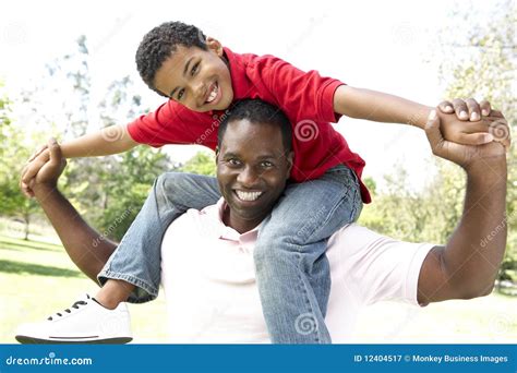 Retrato Del Padre Y Del Hijo Felices En Parque Imagen De Archivo Imagen De Adulto Retrato