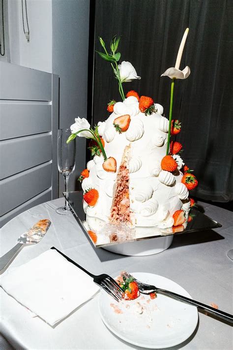 45 Dopamine And Kitsch Wedding Cakes Weddingomania