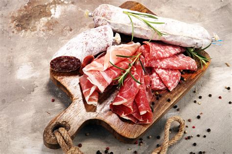 맛 있는 살라미 햄 Crudo 신선한 소시지와 허브 식품 트레이 선택과 고기 플래터 0명에 대한 스톡 사진 및 기타 이미지