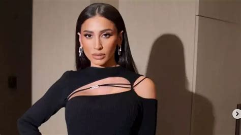 بفستان أسود جريء دينا الشربيني في العرض الخاص لـالهنا اللي أنا فيه