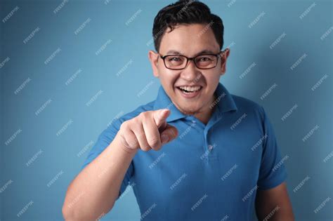 Premium Photo Man Pointing Forward Looking At Camera