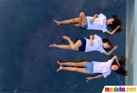 Foto Pose Model Cantik Di Atas Jembatan Kaca Tertinggi Sejagat