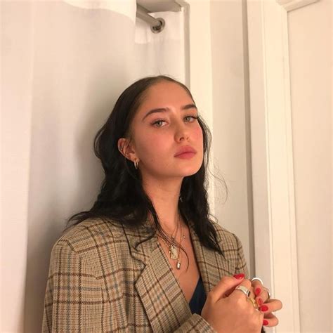 Sofia On Instagram “hand It Over” Girls Are Awesome Gorgeous Women How To Look Better