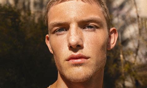 Oliver Sonne protagoniza la portada de la edición de COSAS