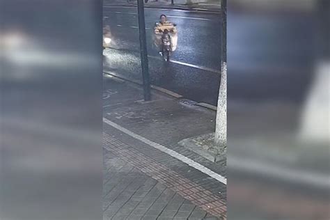 女子横穿马路险被撞，好在车辆的及时刹车！