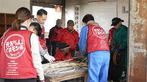 宇城市三角町で、軽トラック2台分のサトウキビを収穫した元気隊、場所を移動し搾汁機にかけて樹液を絞りとります。サトウキビに含まれる樹液の多さには