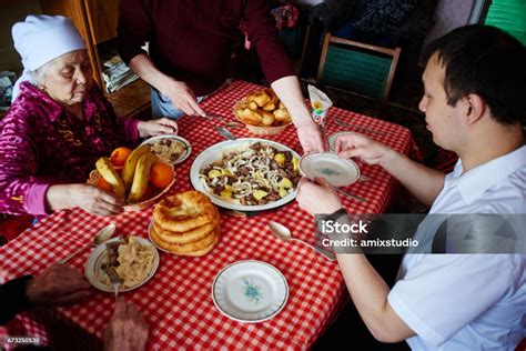 Казахская Семья За Столом Внук Пришел В Гости К Бабушке И Дедушке