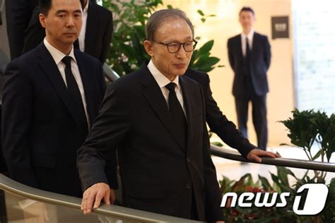 이명박 전 대통령 고 조석래 효성 회장 빈소 조문 뉴스1