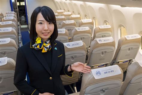 スカイマーク、就航20周年を記念した「星空ジェット」披露。定時運航率に続き、顧客満足度日本一を目標に チャーリィ古庄氏やココリコ遠藤章造さんに