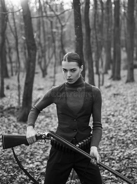 Frau Mit Waffe Zielschuß Weiblicher Jäger Im Waldmädchen Mit Gewehr
