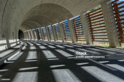 검은 아스팔트와 땅에 빛의 아름다운 줄무늬와 알프스의 구불 구불 한 도로와 빛 콘크리트 터널 0명에 대한 스톡 사진 및 기타 이미지 Istock
