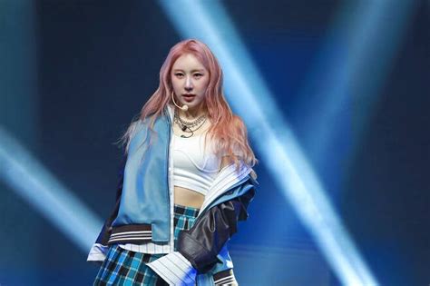 Lee Chaeyeon Said Itzy Chaeryeong Gave A Chic Feedback On Her New Song