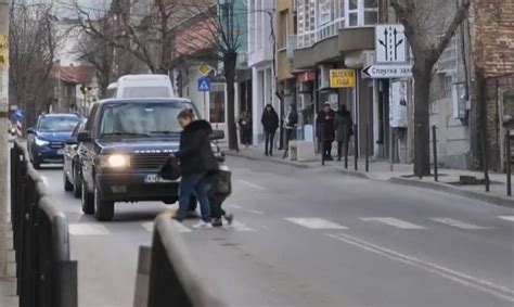 Лудият отвлякъл кола с деца преди време откраднал и патрулка
