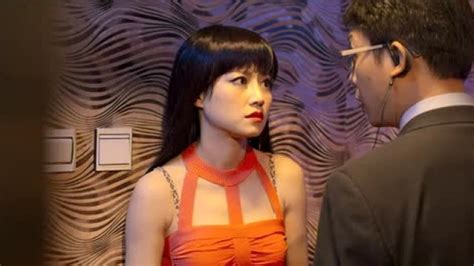 电影：美女一进屋就脱衣服，小伙一脸懵，演技太好了！腾讯视频