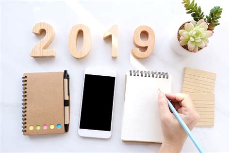 2019 나무 편지 손 빈 노트북 종이 백색 대리석 테이블 배경 빈 화면이 흰색 스마트폰 2019 새 해까지 텍스트 상위 뷰
