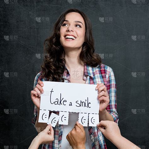 快乐的女人给予微笑和幸福