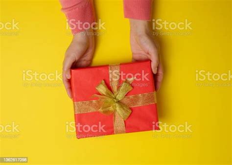 노란 배경에 빨간 선물 상자를 들고있는 두 여성의 손 생일 축하의 개념 상자에 대한 스톡 사진 및 기타 이미지 상자 손