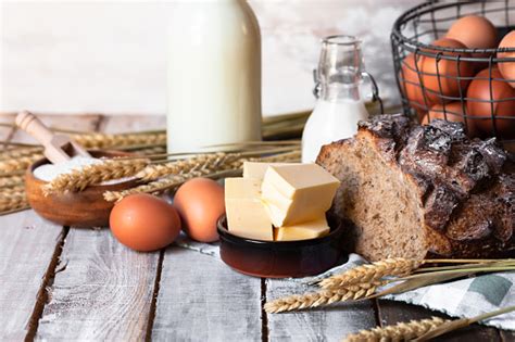 수제 빵 천연 농산물 국내 생산의 개념 건강하고 맛있는 유기농 식품 계란 버터 빵 우유 밀가루 장식으로 밀 스피카 클로즈업 나무