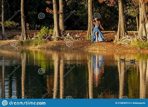 Une Belle Mannequin Brune Pose En Plein Air Tout En Profitant Du Temps