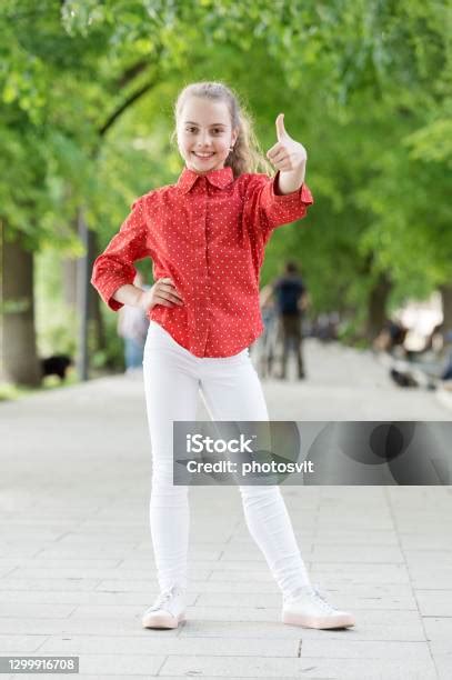 어린 아이는 공원에서 산책을 즐길 수 있습니다 주말 산책 여자 평온한 아이 화창한 날을 걷는 아이 여름 방학 공원 자연 배경에 감정적 인 아이 매력적인 세련된 유행 소녀 에