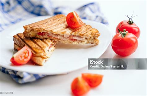 여름 아침 식사 부엌에서 흰색 접시에 햄 치즈토스트 음식의 아름다운 서빙 신선한 체리 토마토 맛있는 조리법 정물 0명에 대한