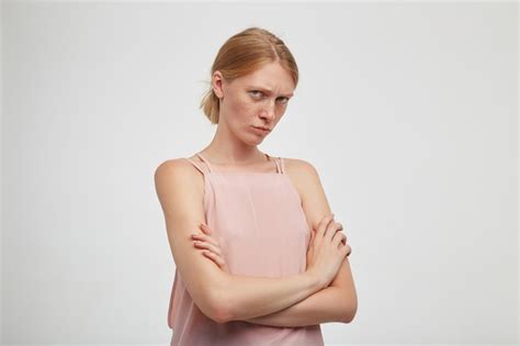 Крупным планом молодая привлекательная рыжая женщина с изолированной повседневной прической