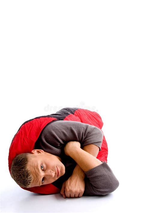 Junger Mann Deckte Sich Mit Rotem Schlafsack Ab Stockbild Bild Von